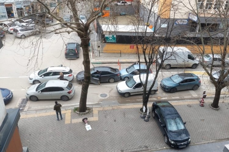 Bursa'da 2 araç birbirine girdi! Araçtan hafif dumanlar yükseldi ...