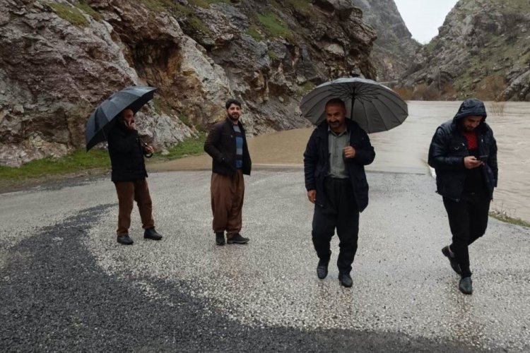 Hakkari'de Şemdinli-Derecik yolu ulaşıma kapandı - Güncel Haberler ...