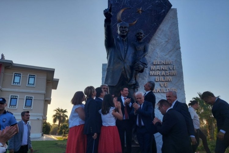 Bursa'da Osmangazi Belediyesi'nden Zafer Bayramı'na özel Atatürk ...