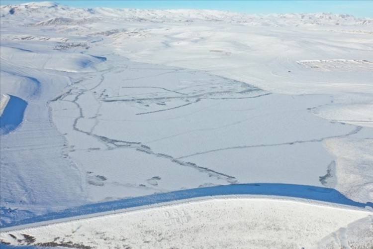 Kars'ta Eskimo usulü balık avcılığının yapıldığı baraj dondu - Güncel ...
