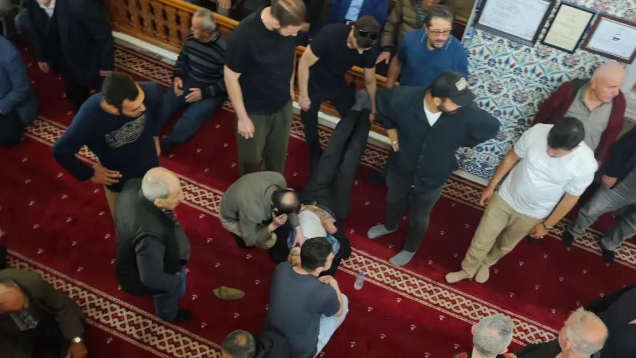Bursa'da acı olay! Cuma namazı için gittiği camide bir anda yere ...