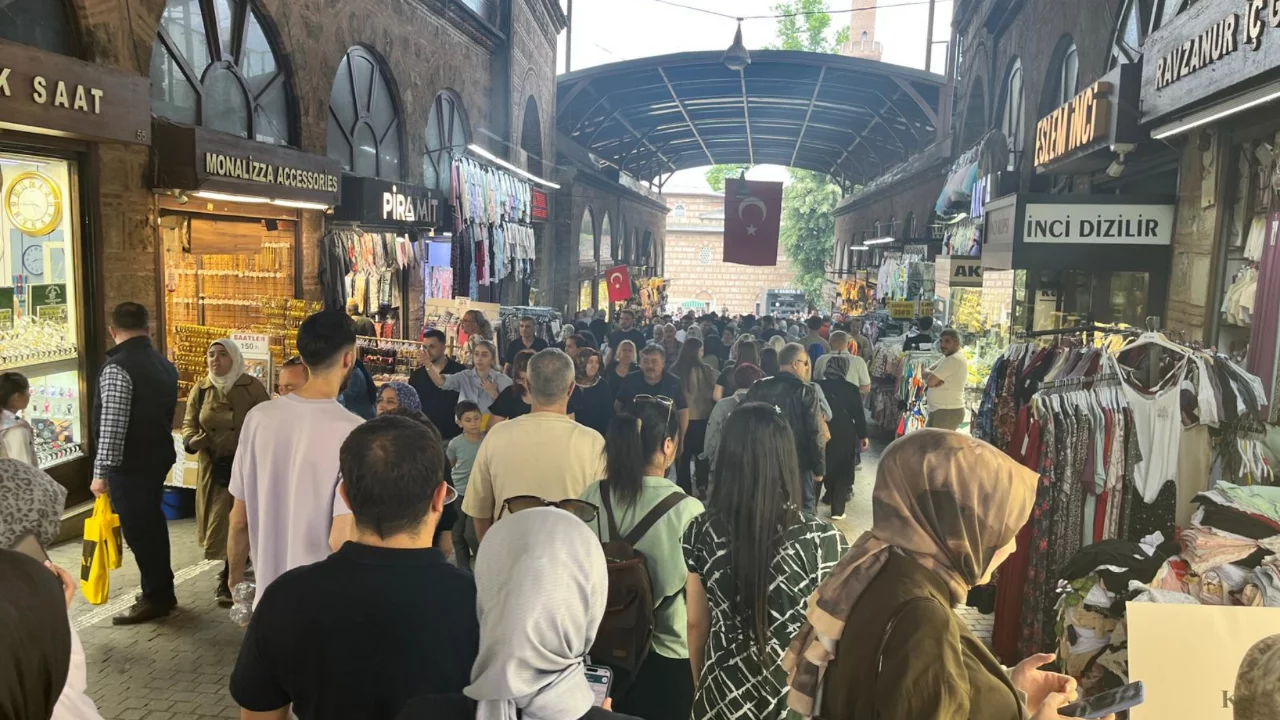 İğne atsan yere düşmüyor! Bursa'da arife günü çarşılar doldu taştı ...