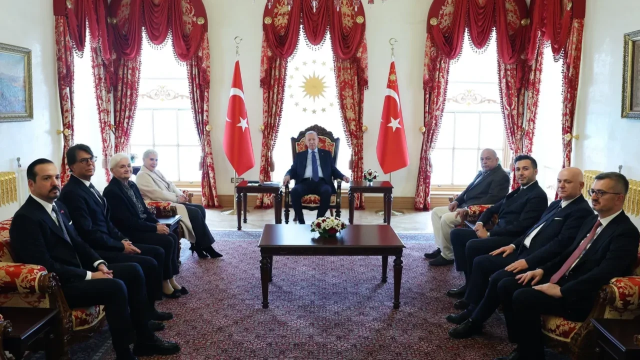 Cumhurbaşkanı Erdoğan, Adnan Menderes ve dava arkadaşlarının ailelerini ...