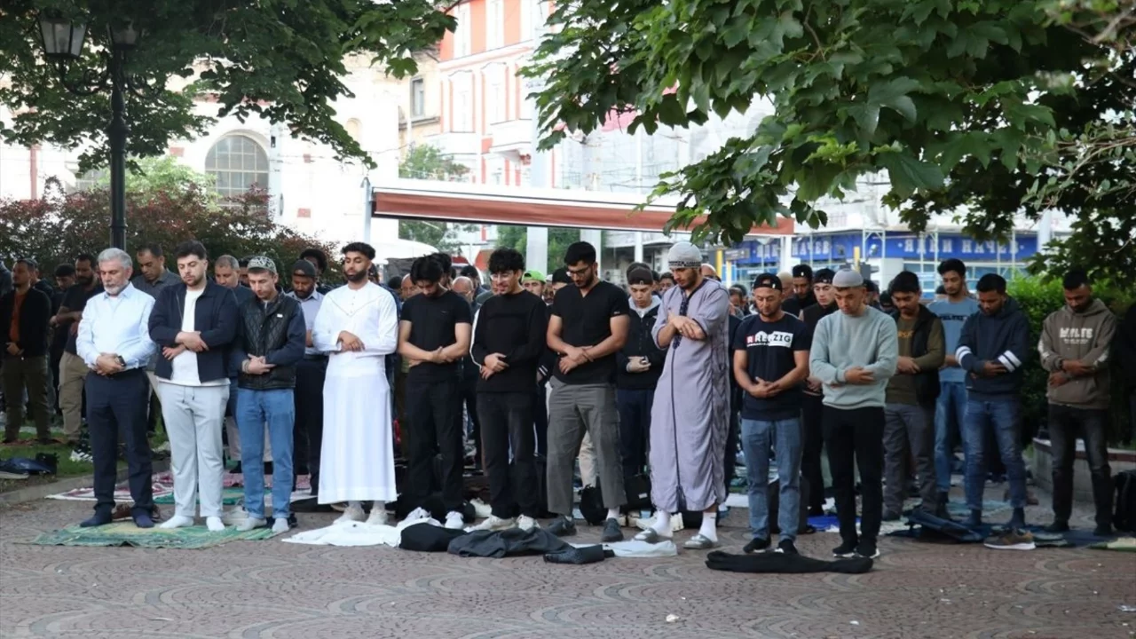 Balkan ülkelerinde Müslümanlar Kurban Bayramı'nı coşkuyla kutladı ...
