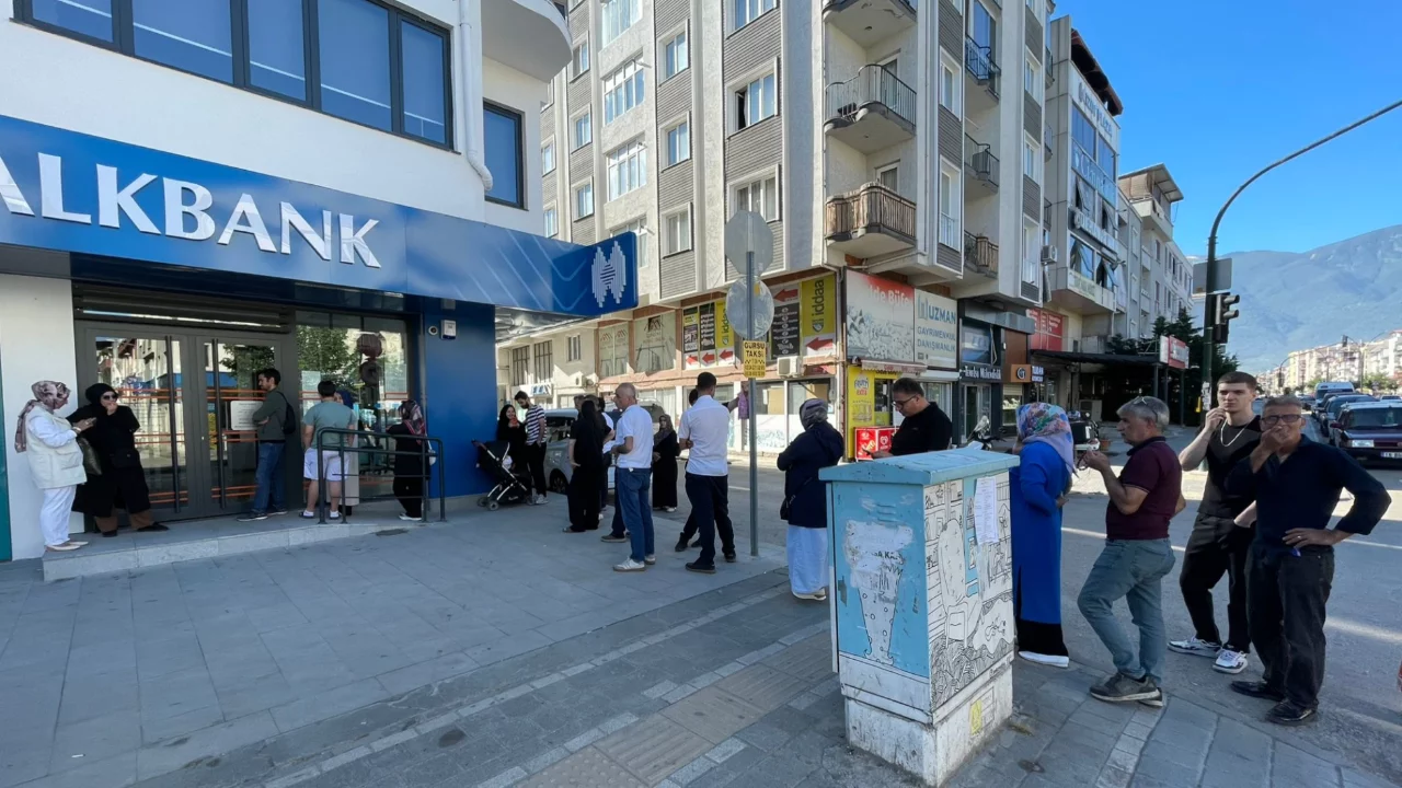Bursa'da TOKİ kuyruğu! Mesai başlamadan başvuru sırasına girdiler ...