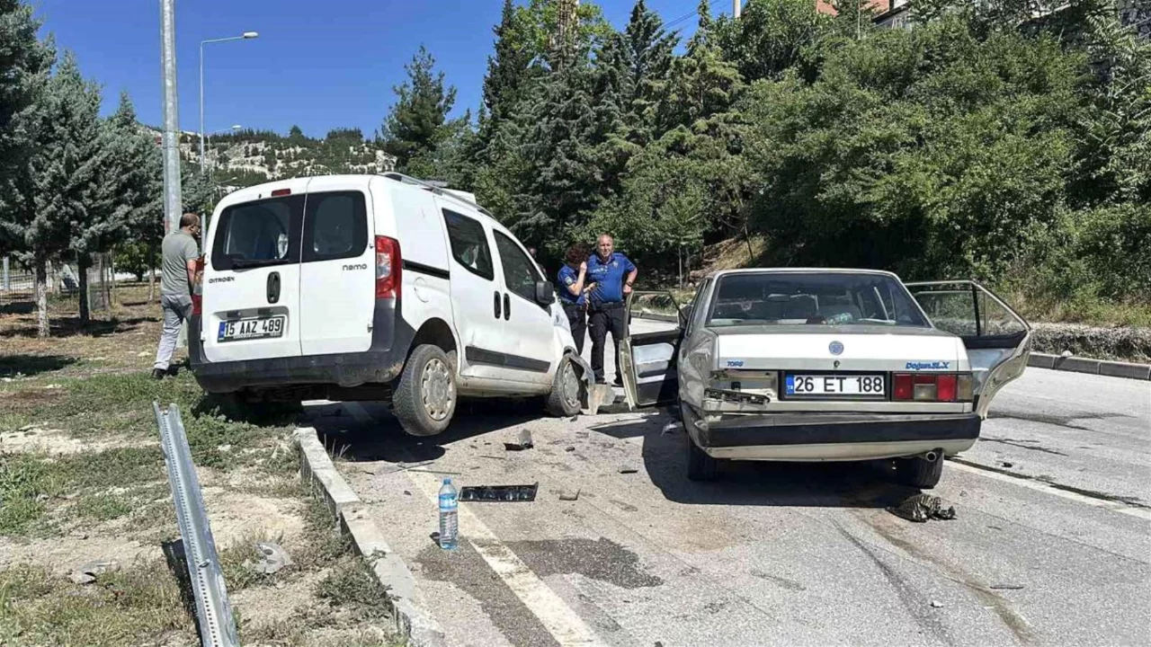 Otomobil ile hafif ticari araç çarpıştı: 5 yaralı - Güncel Haberler ...