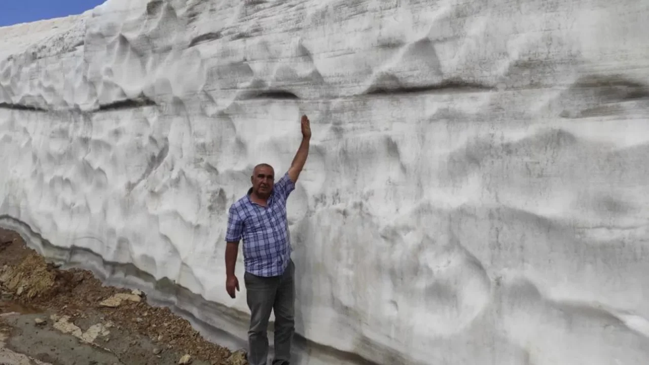 Haziran sonunda bile 5 metre kar var! Sıcaklık ise 10 derece - Güncel ...