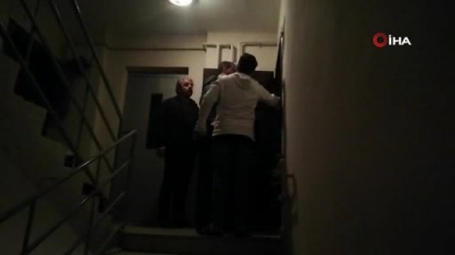 Sevdiği kızla evlenemeyen genç dokuzuncu kattan atlamak istedi ... Sevdiği kızla evlenemeyen genç dokuzuncu kattan atlamak istedi ...