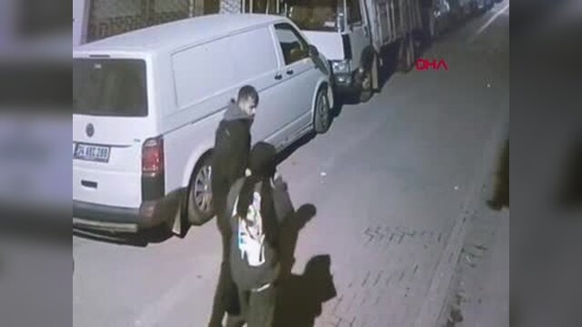 İstanbul'da kız arkadaşına sinirlendi, minibüsün aynasını omzuyla kırdı ...