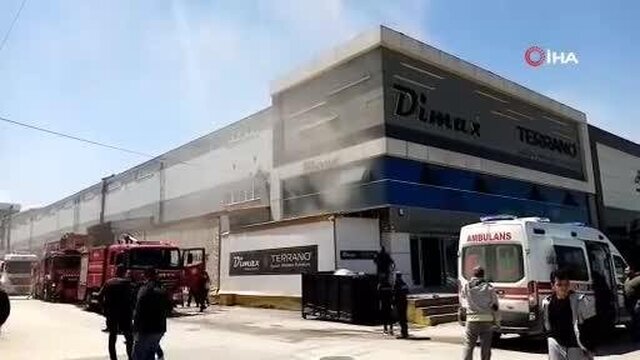 Bursa'da mobilya fabrikasında yangın! Ambulans sevk edildi ...