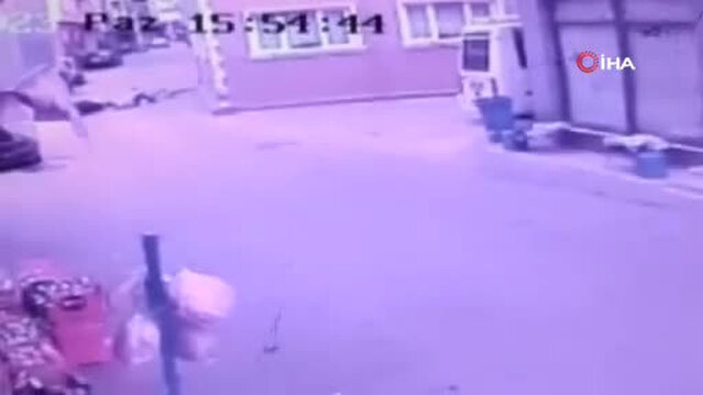 Bursa'da boş yolda motosiklet ve bisiklet kafa kafaya çarpıştı ...