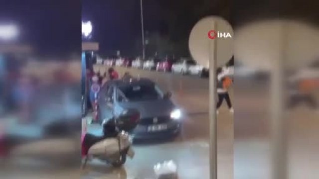 Bursa'da yol verme kavgasında tekme ve yumruklar konuştu - Bursadabugun.com Bursa'da yol verme kavgasında tekme ve yumruklar konuştu - Bursadabugun.com