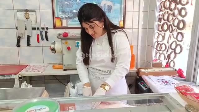 Bursa'da o ilçenin ilk ve tek kadın kasabı! - Bursadabugun.com Bursa'da o ilçenin ilk ve tek kadın kasabı! - Bursadabugun.com