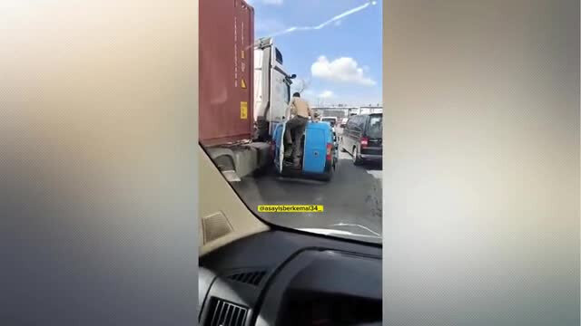 Yarı çıplak aracın üzerine çıktı, öfkesini böyle çıkardı ...